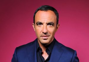 Nikos Aliagas : Age, taille, fortune et vie privée (2026)